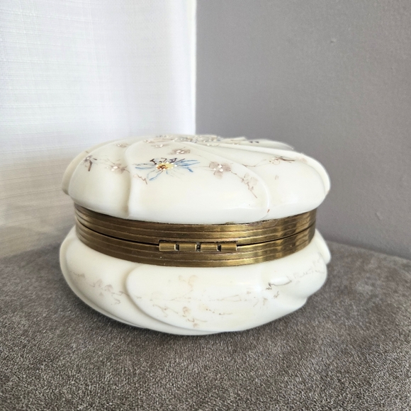 Wave Crest | Art | Antique Wavecrest Lg Dresser Box Hinged Milk Glass ...